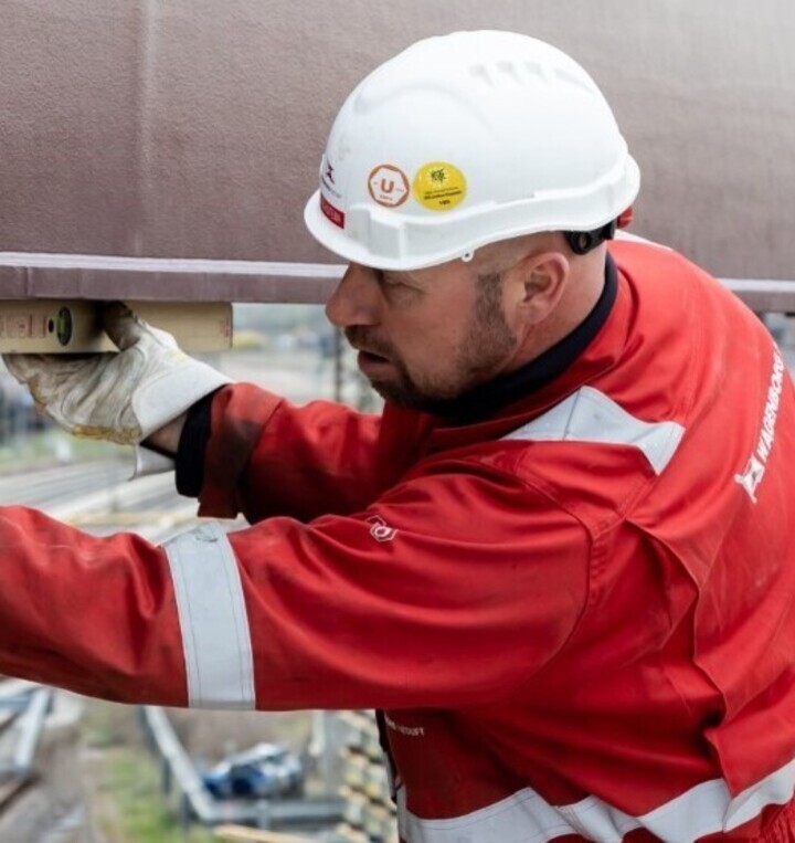 Teamwork on the ‘Violette Brücke’ in Duisburg